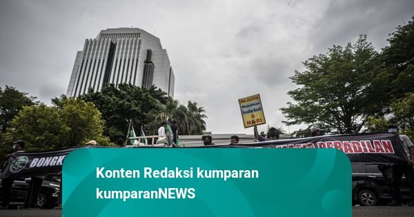 Foto Aksi Unjuk Rasa Tuntut Berantas Praktik Mafia Tanah Di Mahkamah